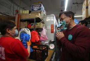 Hong Kong group hands out masks to shop owners