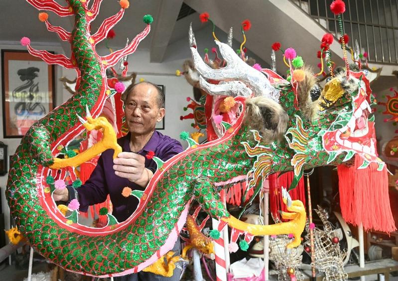 Dragon-themed products heat up shopping