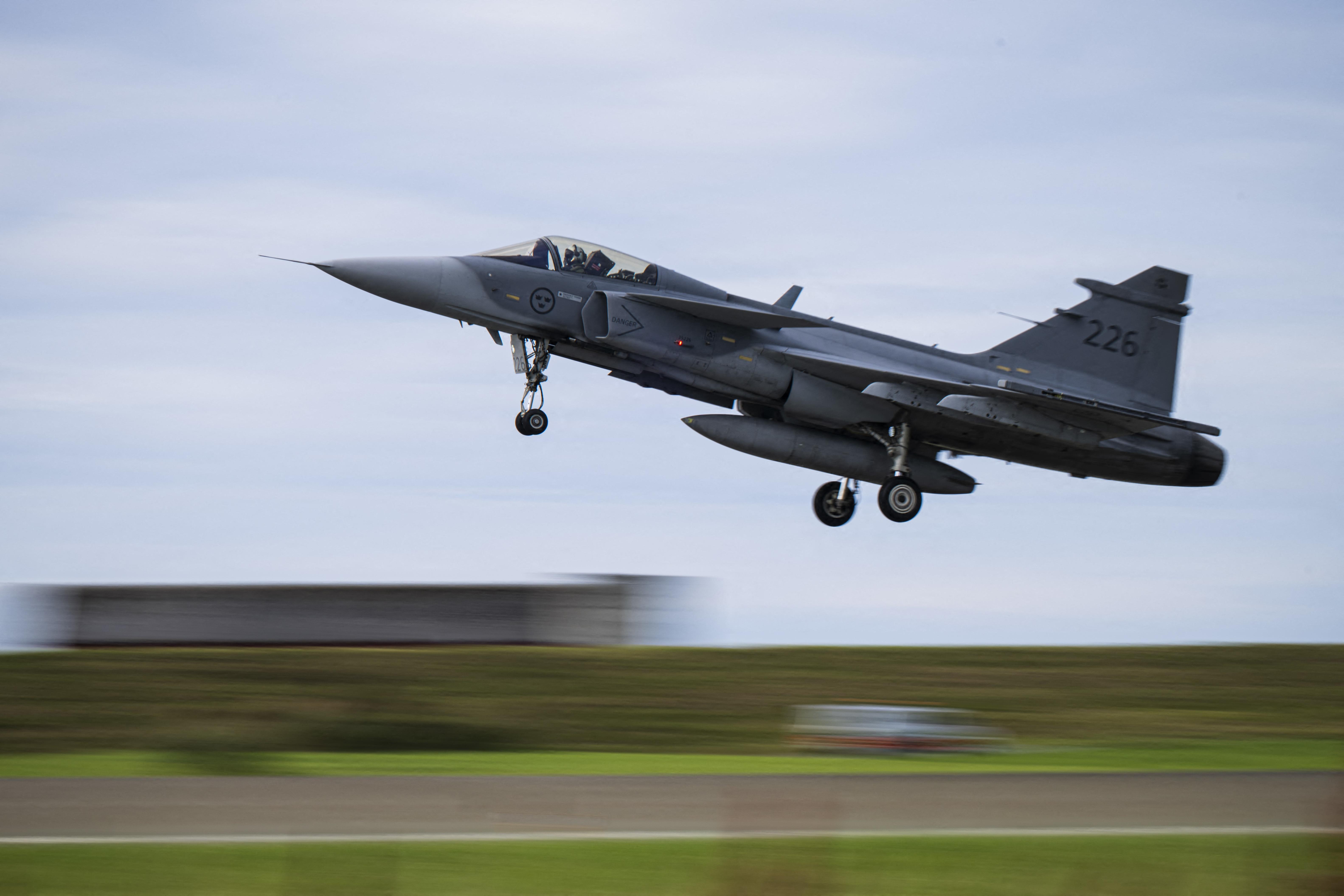 Hungary buys Swedish fighter jets before NATO accession vote