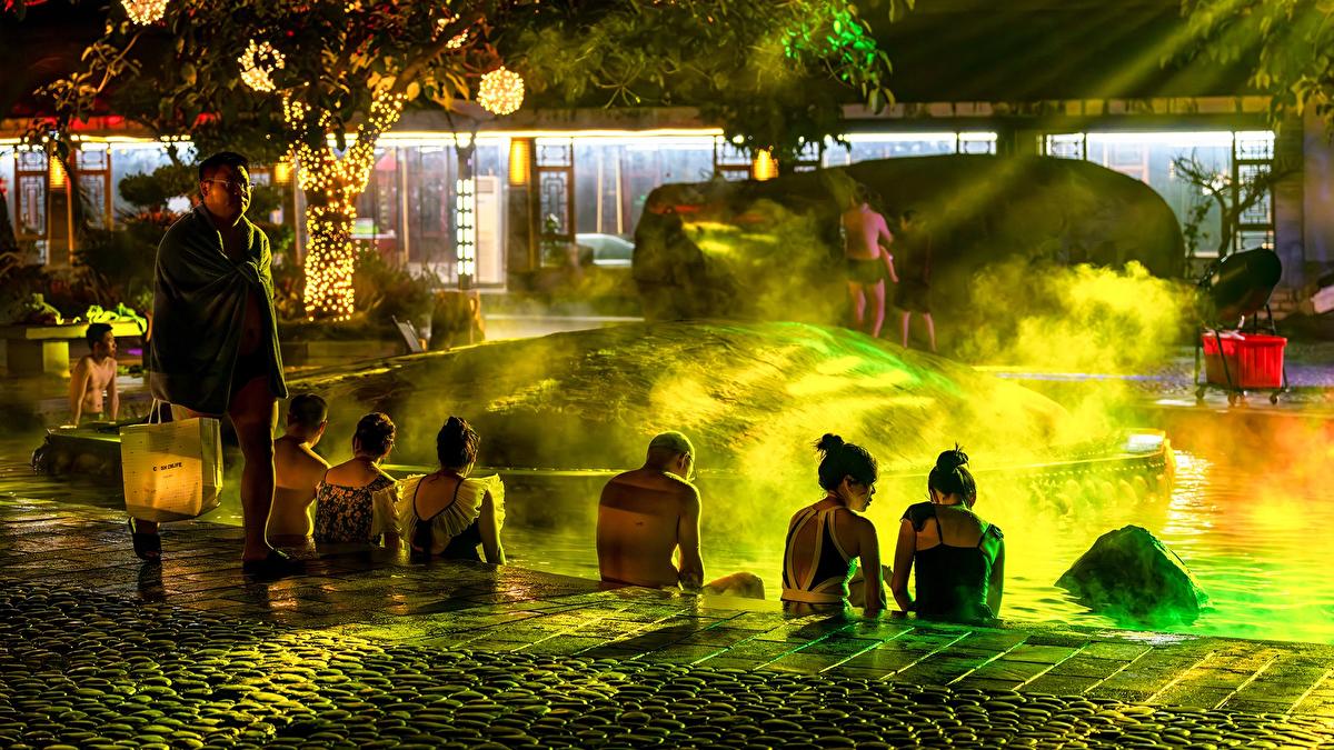 Hot spring tourism sizzles in icy climes