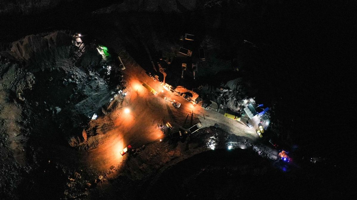 President urges all-out rescue efforts after coal mine collapse