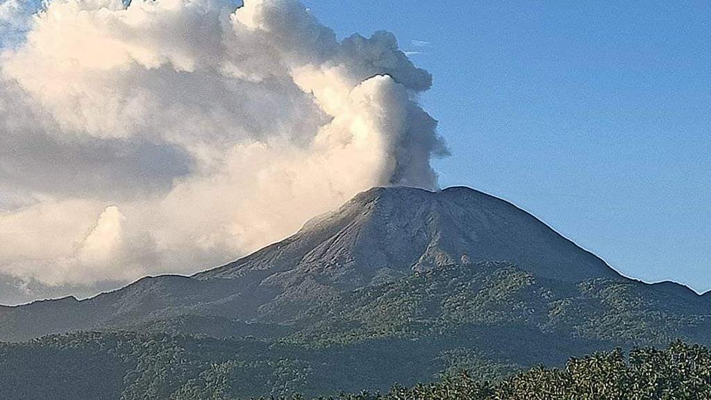 Philippines warns of steam-driven eruption at Bulusan volcano