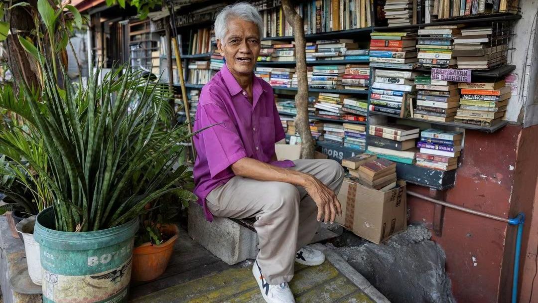 Philippine 'library home' stacked with books to inspire reading