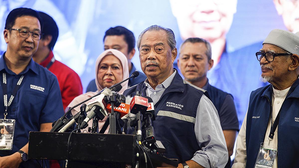 M'sian opposition gains support in threat to PM in regional polls