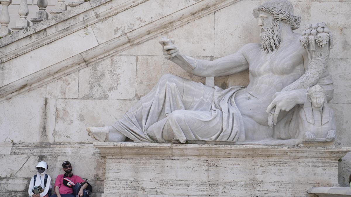 German tourists blamed for toppling 150-year-old Italian statue