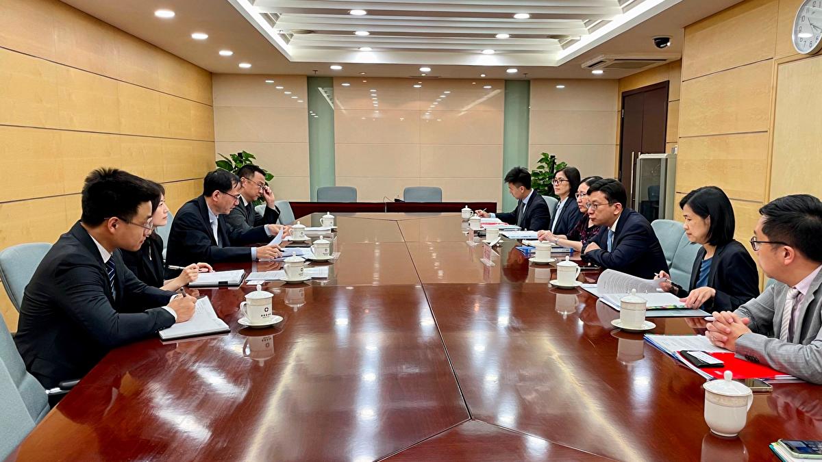 Labor chief calls on central ministries to deepen cooperation