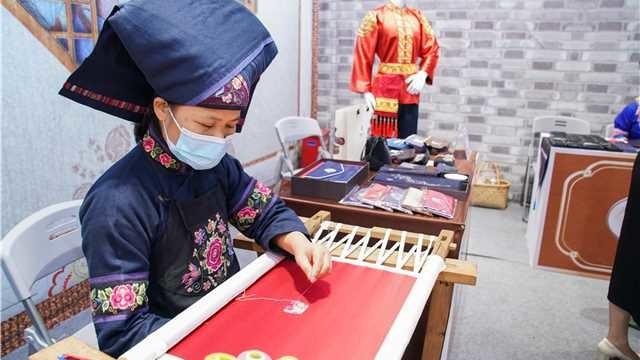 Stylists weave together Chinese and Italian designs