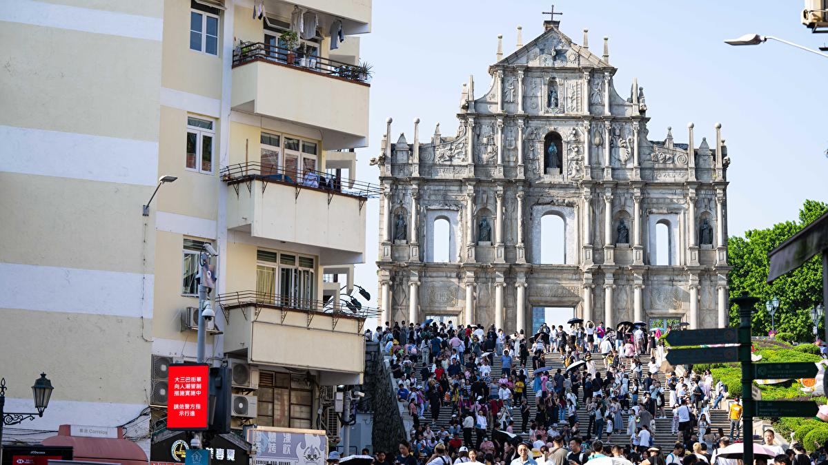 Thousands of tourists visit Macao, HK during Golden Week