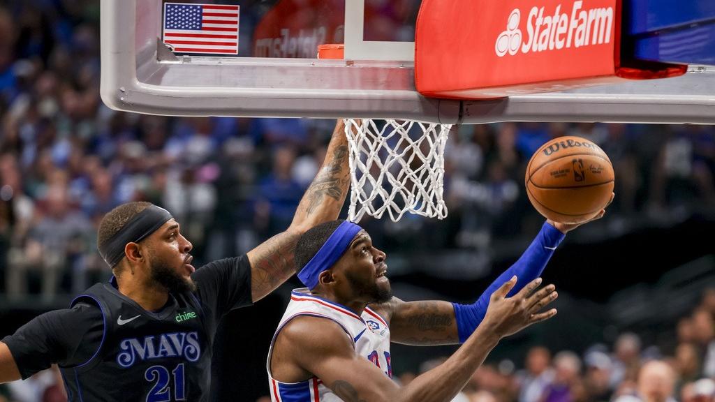 76ers hold off Mavericks to earn road win