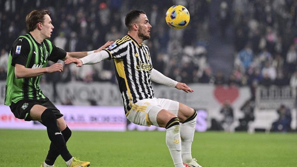 Vlahovic double fires Juventus to 3-0 win over Sassuolo