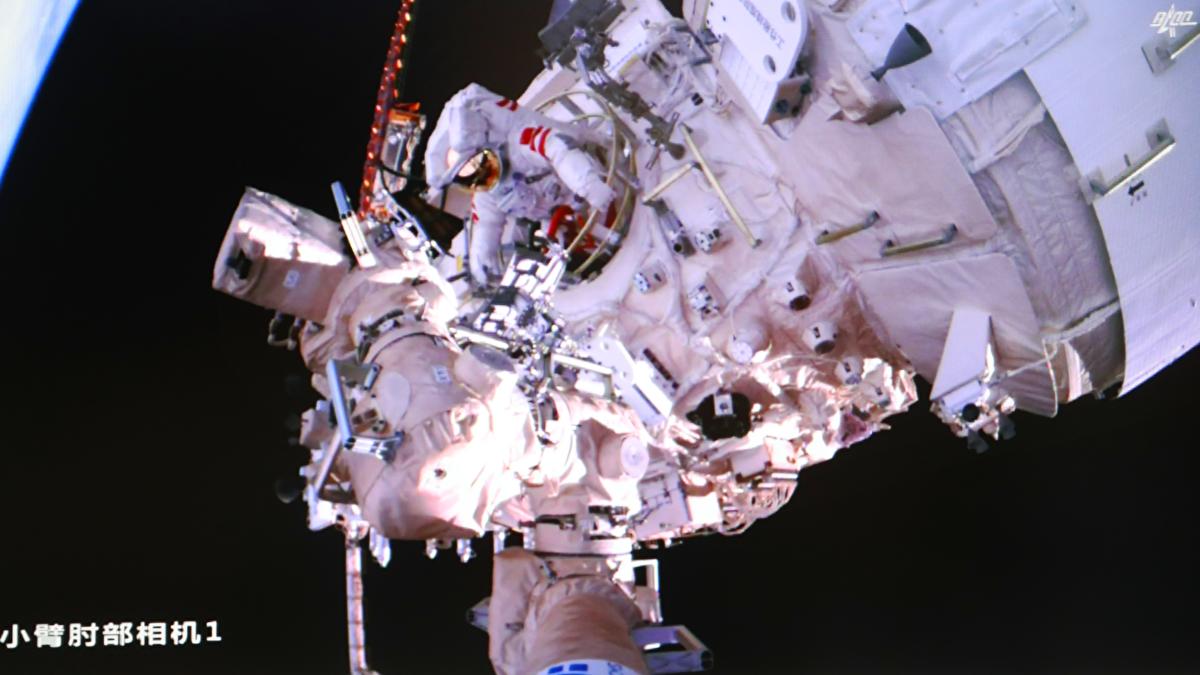 Shenzhou XV crew completes its second spacewalk