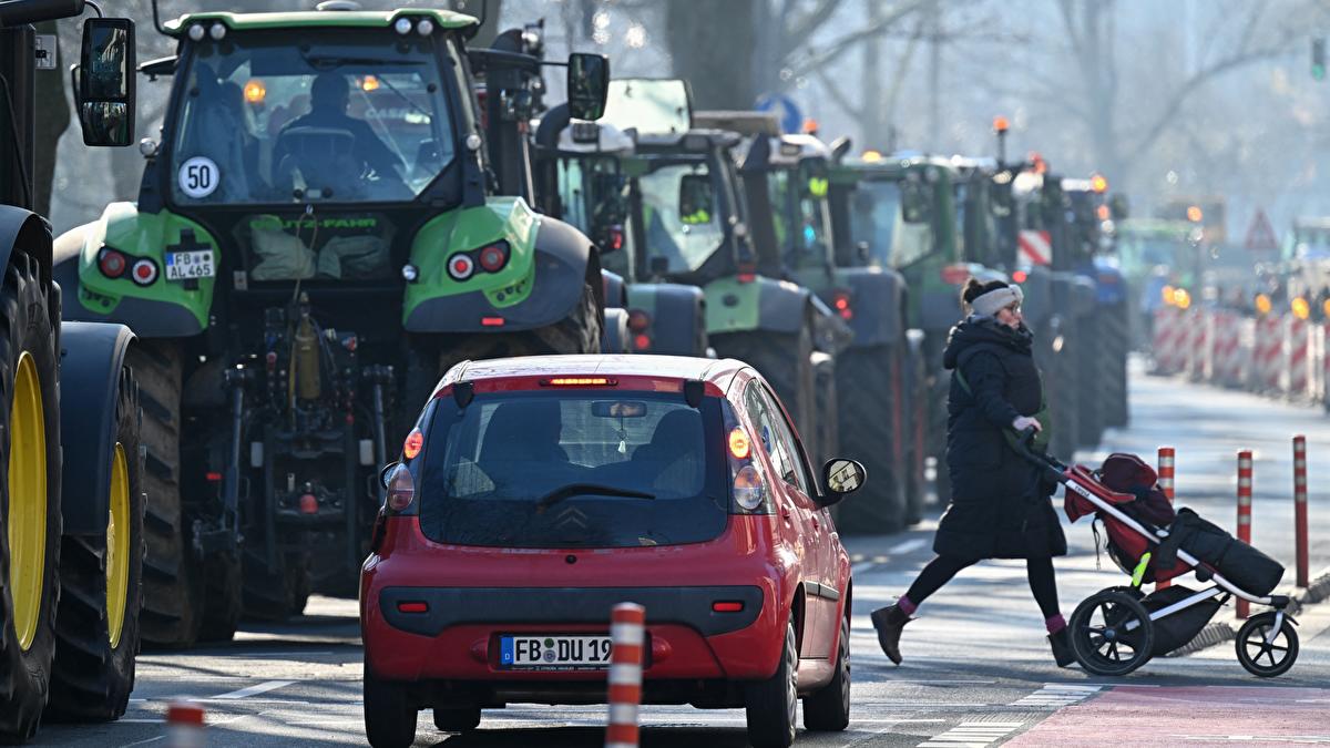Tractors converge on Berlin for farmers' protest