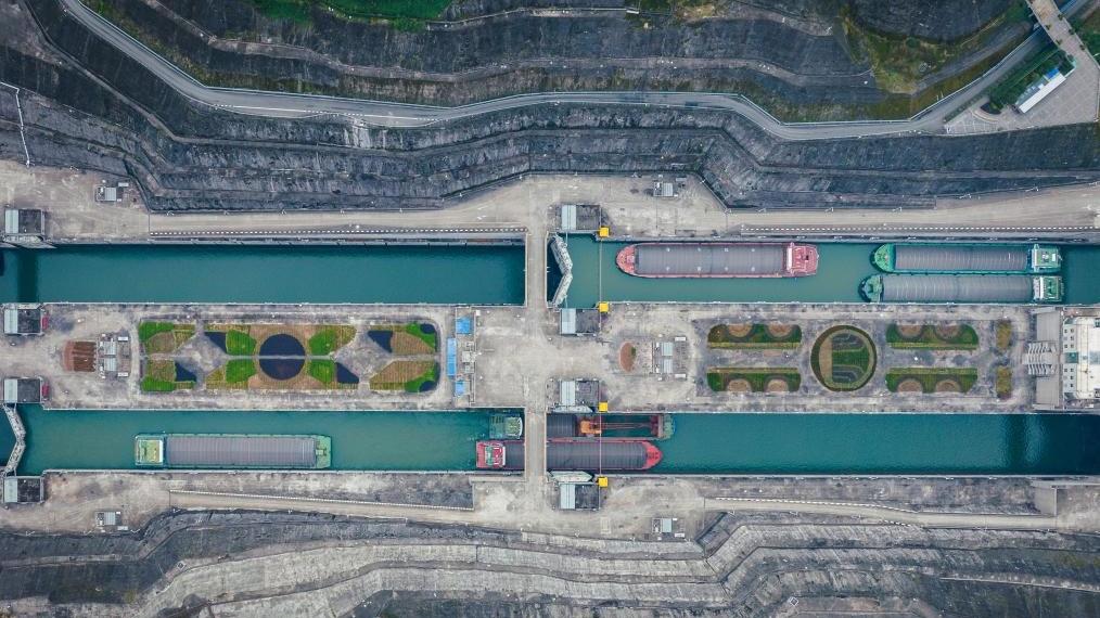 China's port throughput up in first 10 months