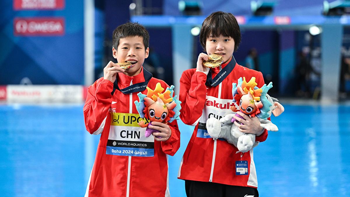 Chinese pair dominates 10m diving mixed at swimming worlds
