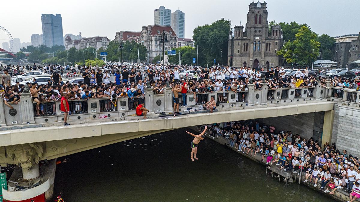 Tianjin divers make big splash amid cheers, concerns