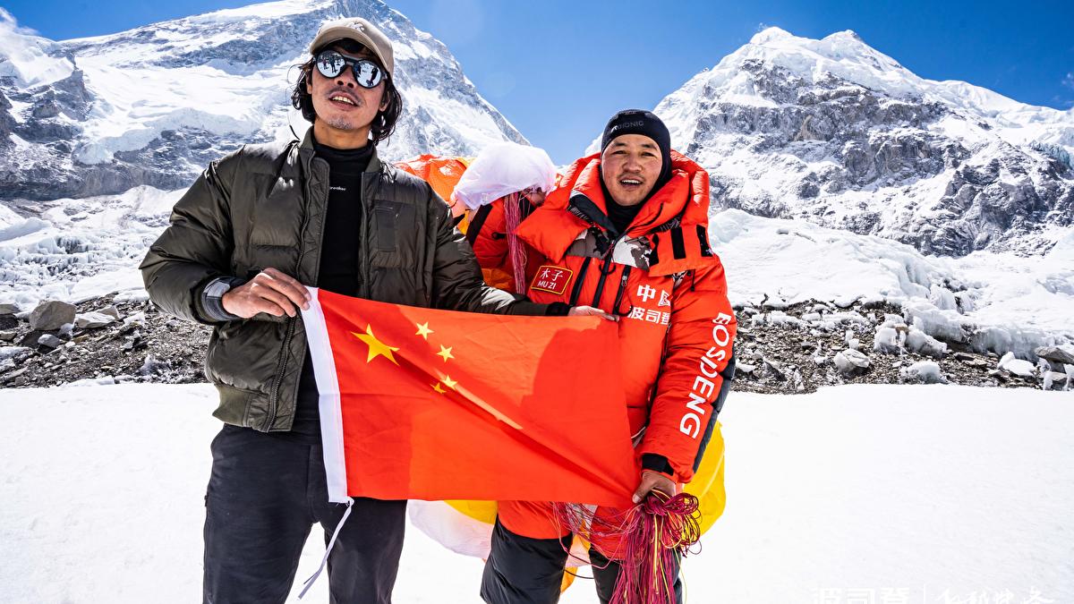 Chinese paraglider sets Asian altitude record