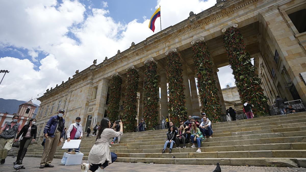 Colombia govt sends labor bill to Congress, aims to cut hours