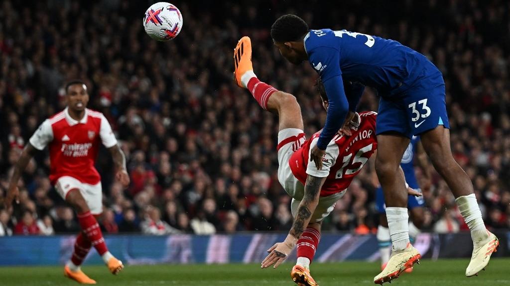 Arsenal return to top of the league with win over Chelsea