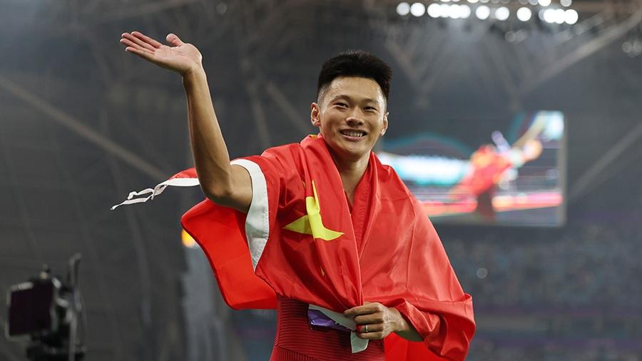 Sprint stars shine on golden night for China