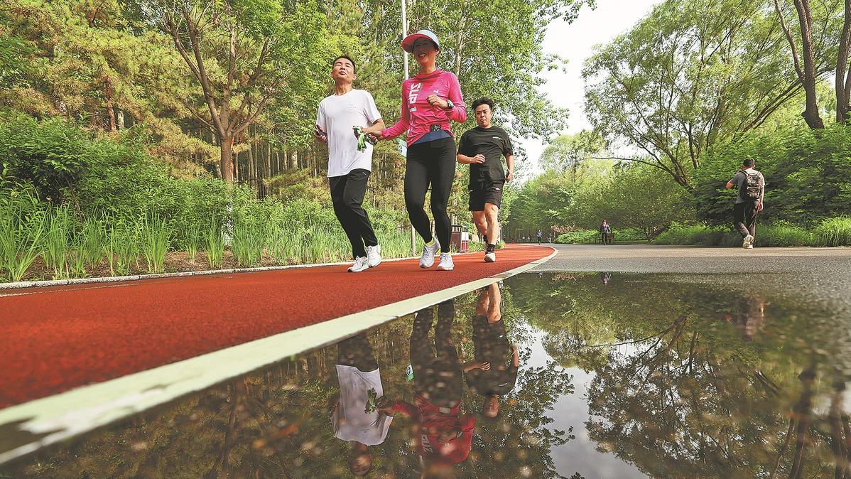 Volunteers guide runners in overcoming adversity