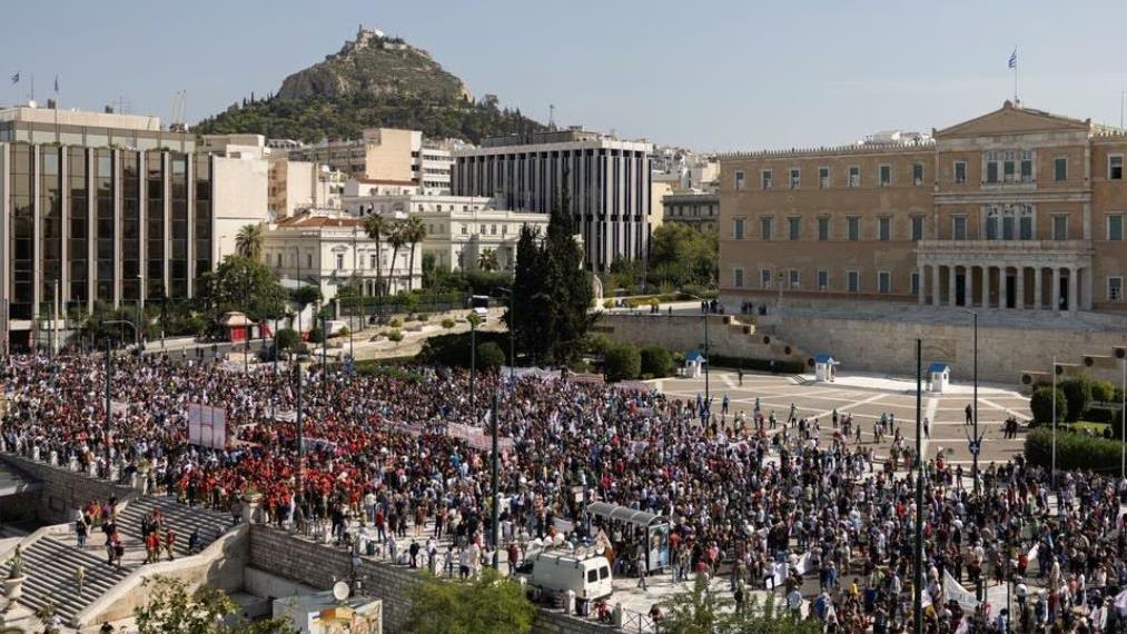 Greek workers strike against government labor law plans