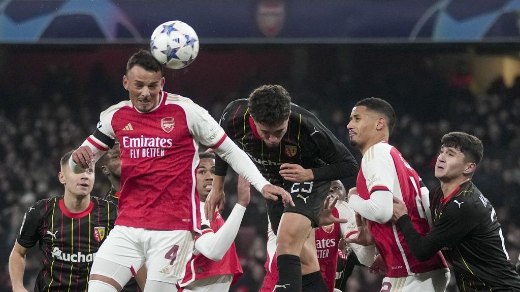 Arsenal crush Lens 6-0 to reach Champions League last 16