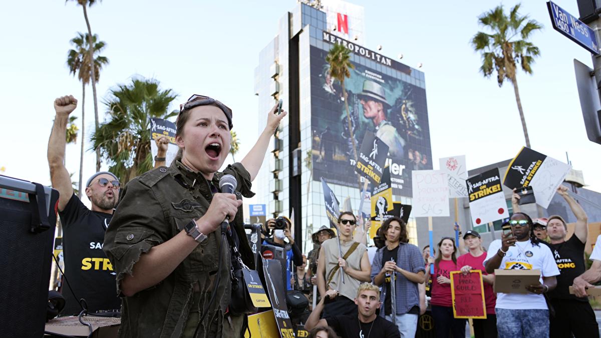 Hollywood actors reach tentative deal with studios to end strike