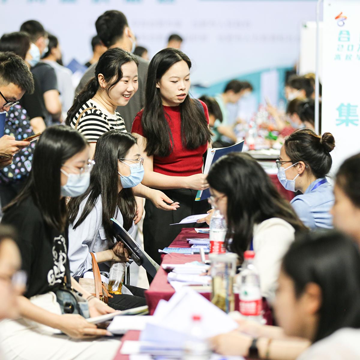 Graduates need to adapt to difficult job market