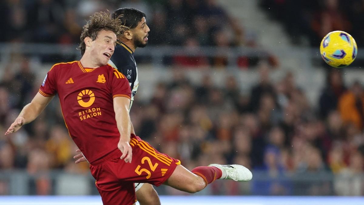 Stoppage-time goals earn Roma 2-1 home win against Lecce