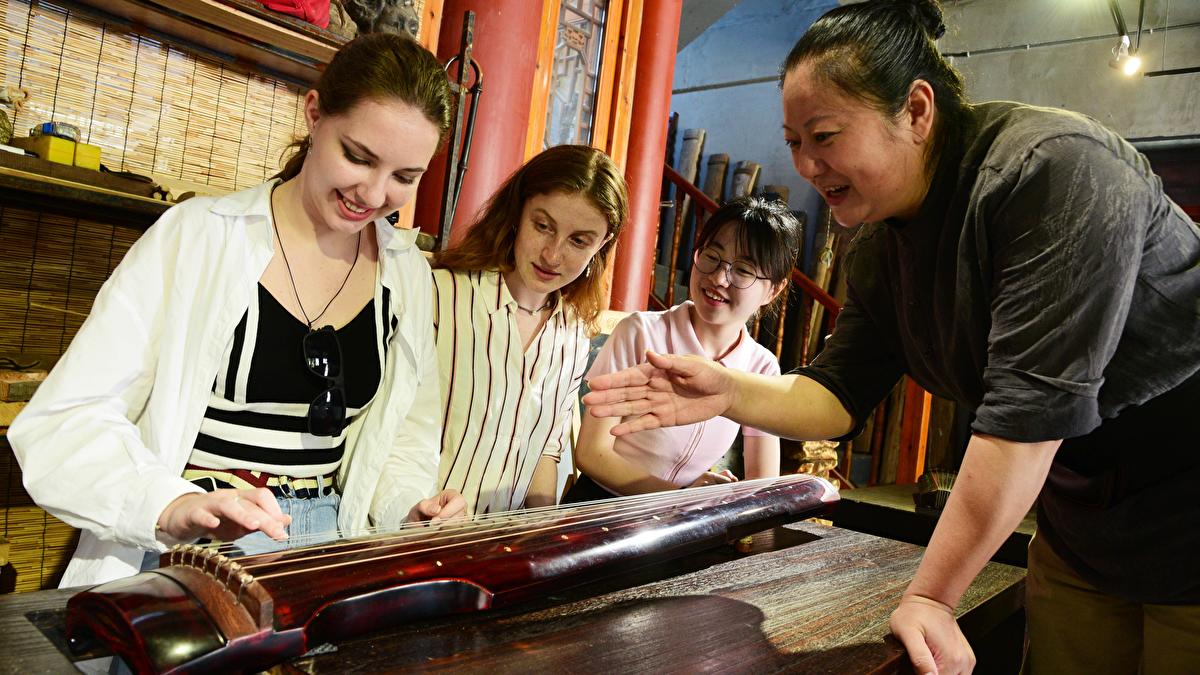 Chinese culture provides extra attraction for foreign students