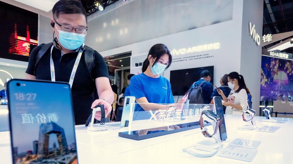 Smartphone makers partner camera, optics firms