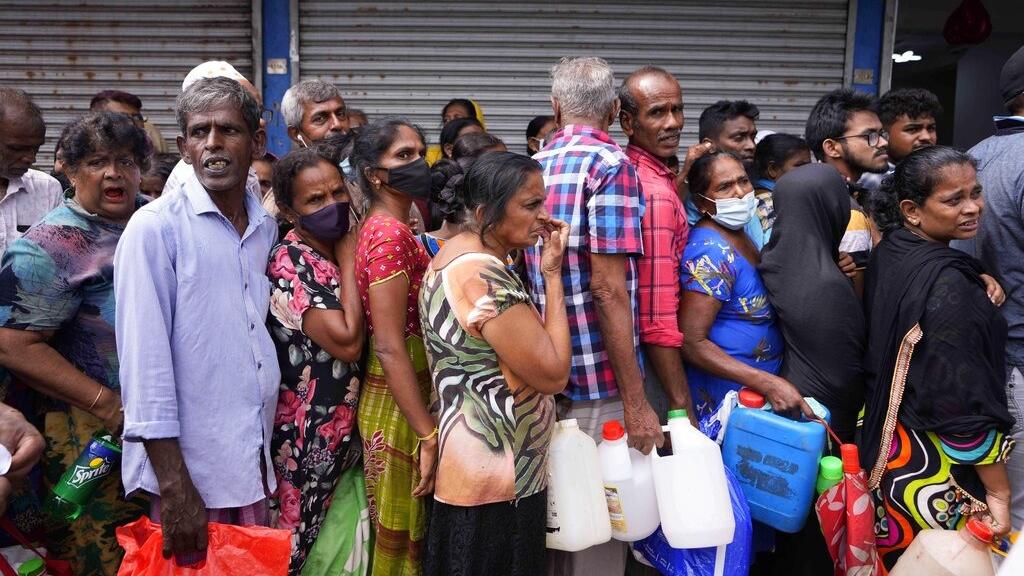 Sri Lanka: Long queues for gas amid warnings of food shortages