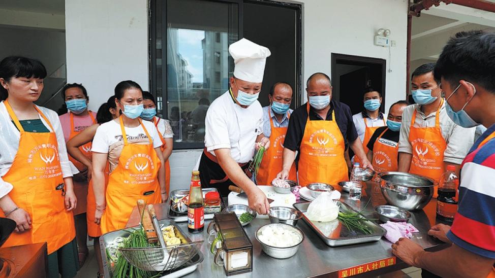 Traveling chefs cook up recipe to fight poverty
