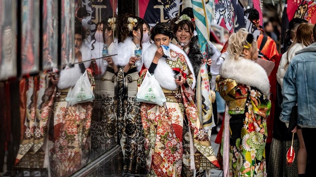 Japan lowers legal age of adulthood to 18