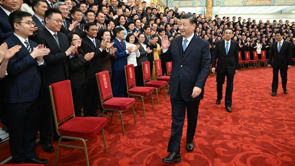 President meets with participants in journalists conference