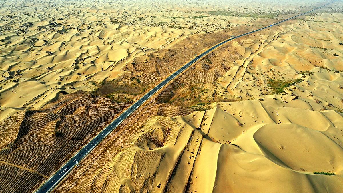 Researchers: China's largest desert probably formed 300,000 years ago