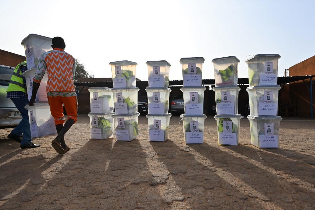 Niger votes in historic presidential runoff