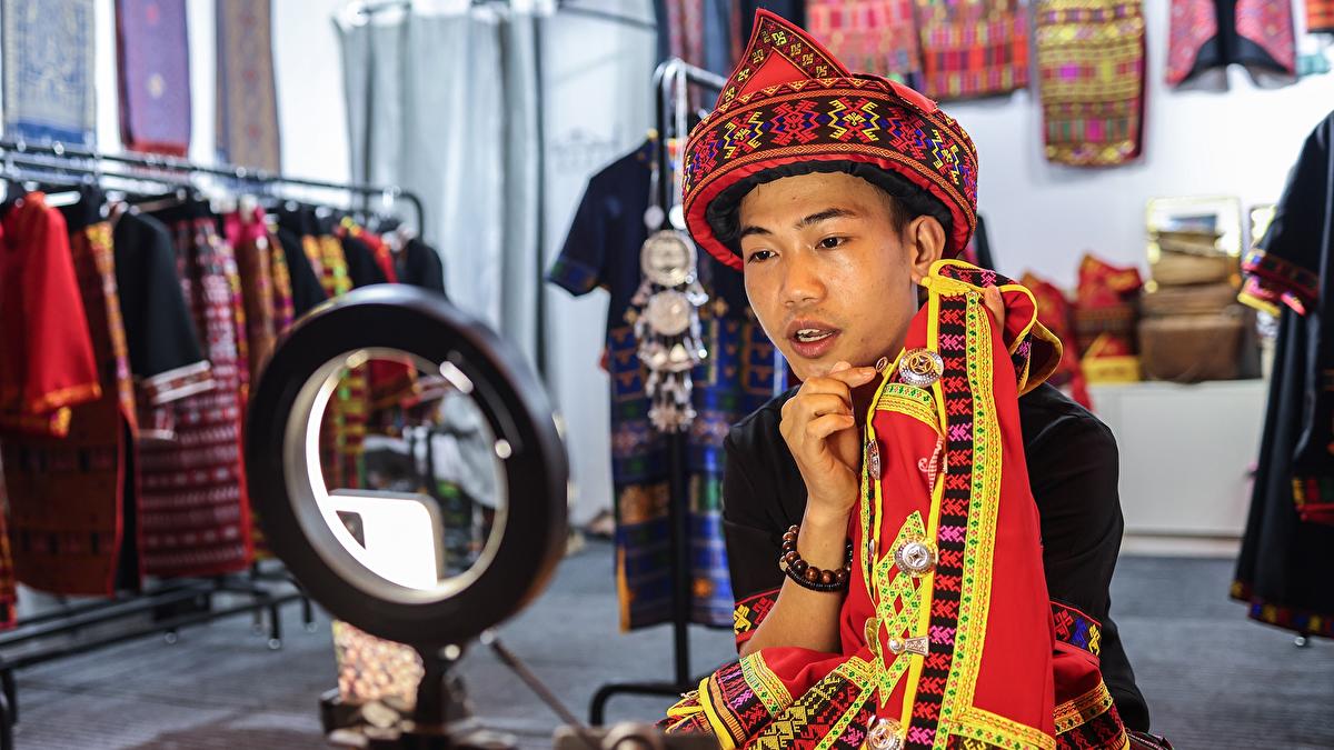 Man weaves a promising future for ethnic brocade