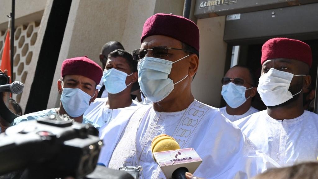 Niger's ruling party candidate takes early lead in election
