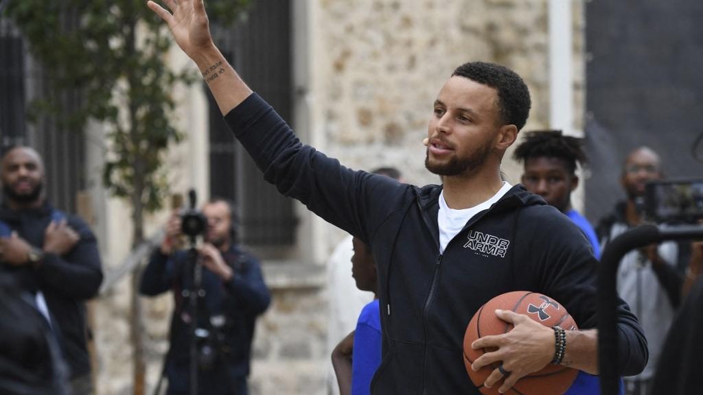 Warriors sharpshooting guard Curry sets NBA 3-point record