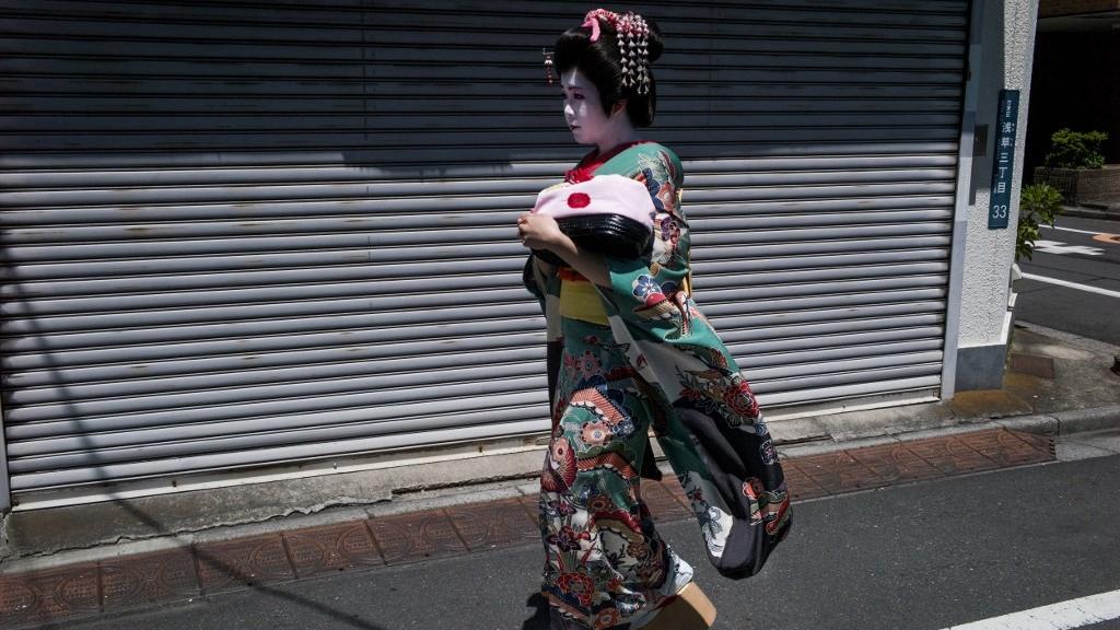 Socially distant geisha struggle to survive in coronavirus shadow