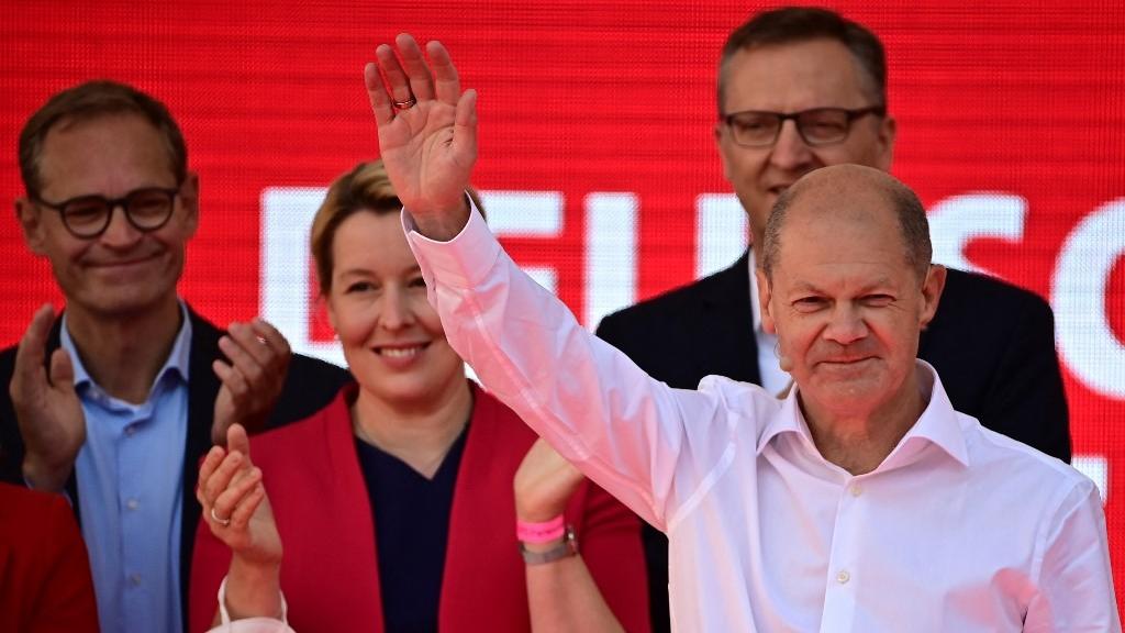 German election campaign heats up as Merkel's conservatives slide