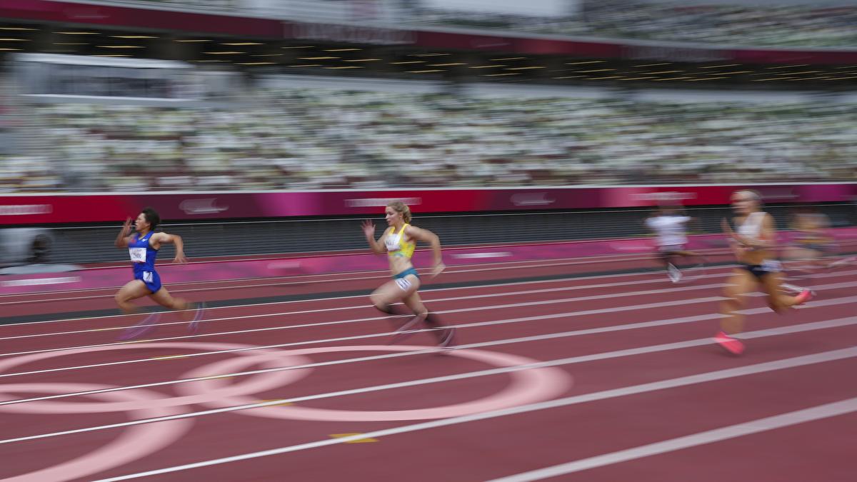 Zhou Xia breaks world record to win women's 100m T35