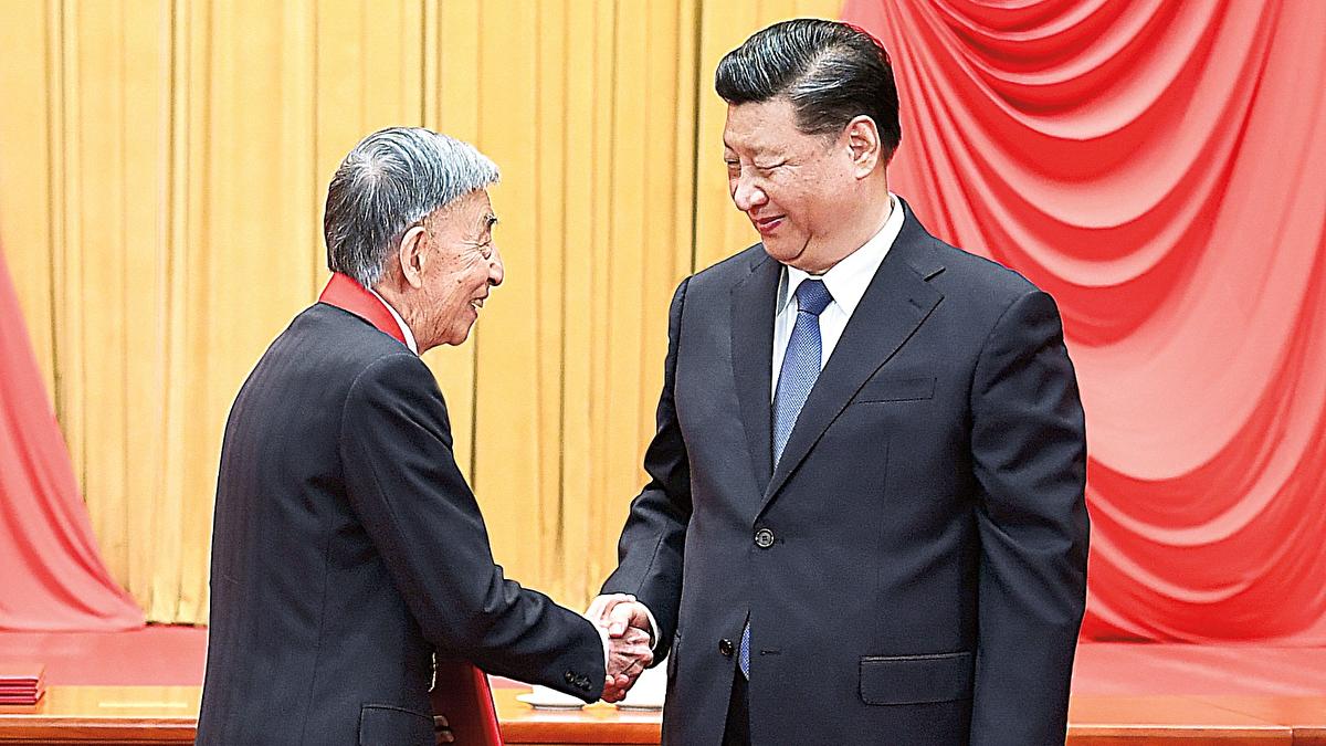 Xi presents award to top scientists