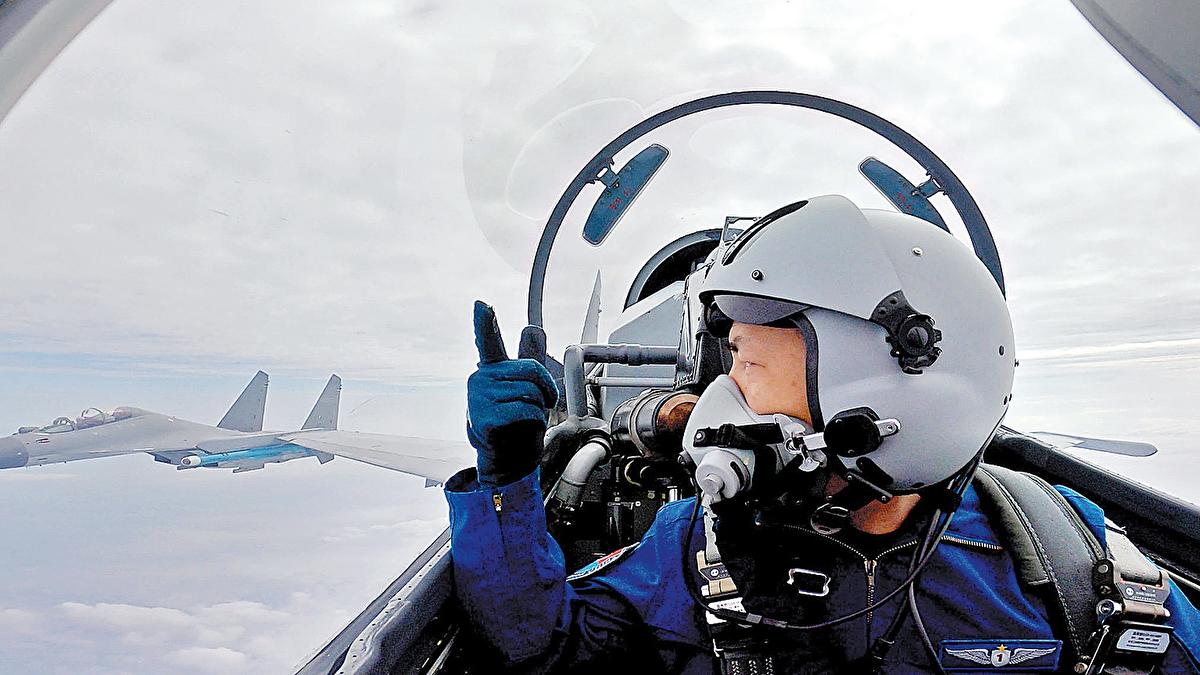 Honored PLA pilot inspires younger Chinese
