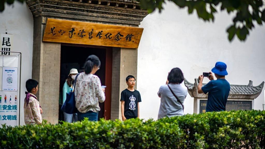 Red tourism hits a high with May Day travelers