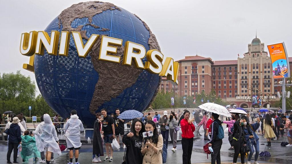 Universal Beijing opens to packed crowds