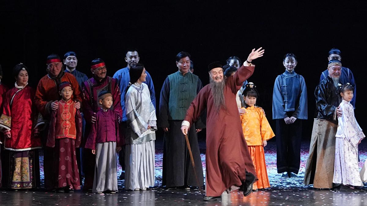 The world's a stage for veteran actor