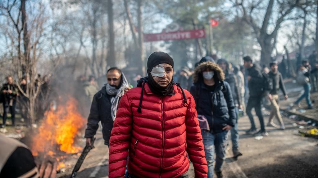 Migrants clash with Greek police at Turkish border