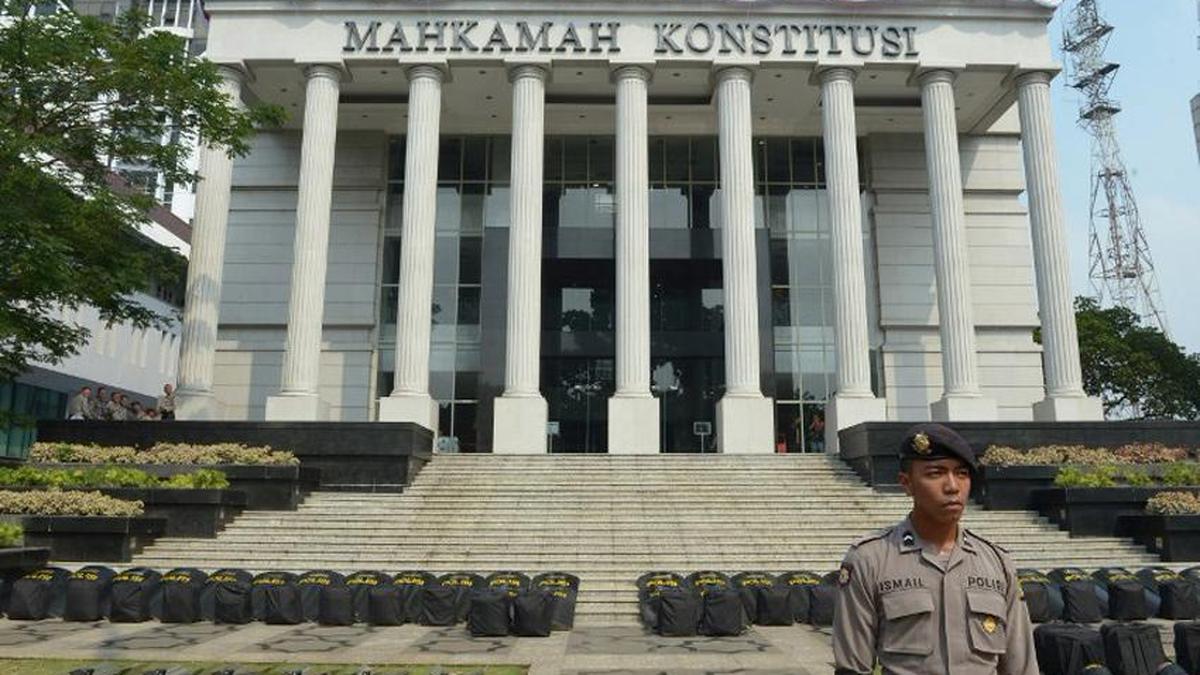 Indonesia court orders govt to revise controversial labor law